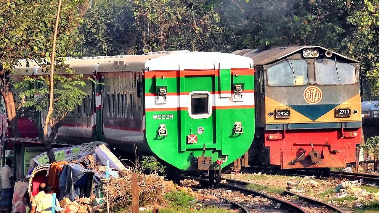 Crossing Between Mohanagar provati & Jamuna Express Train in 4K Ultra ...