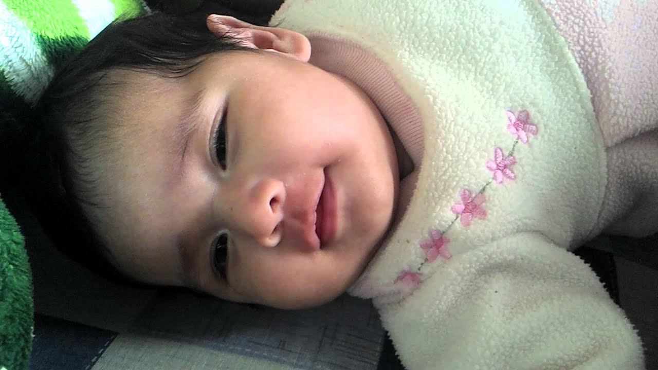 Bebe riendose - YouTube