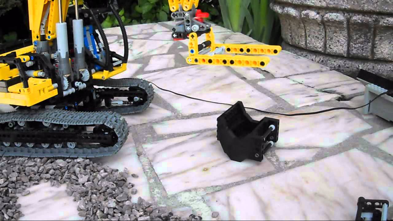 Lego Technic - Crawler Excavator - Pose de canalisation - YouTube