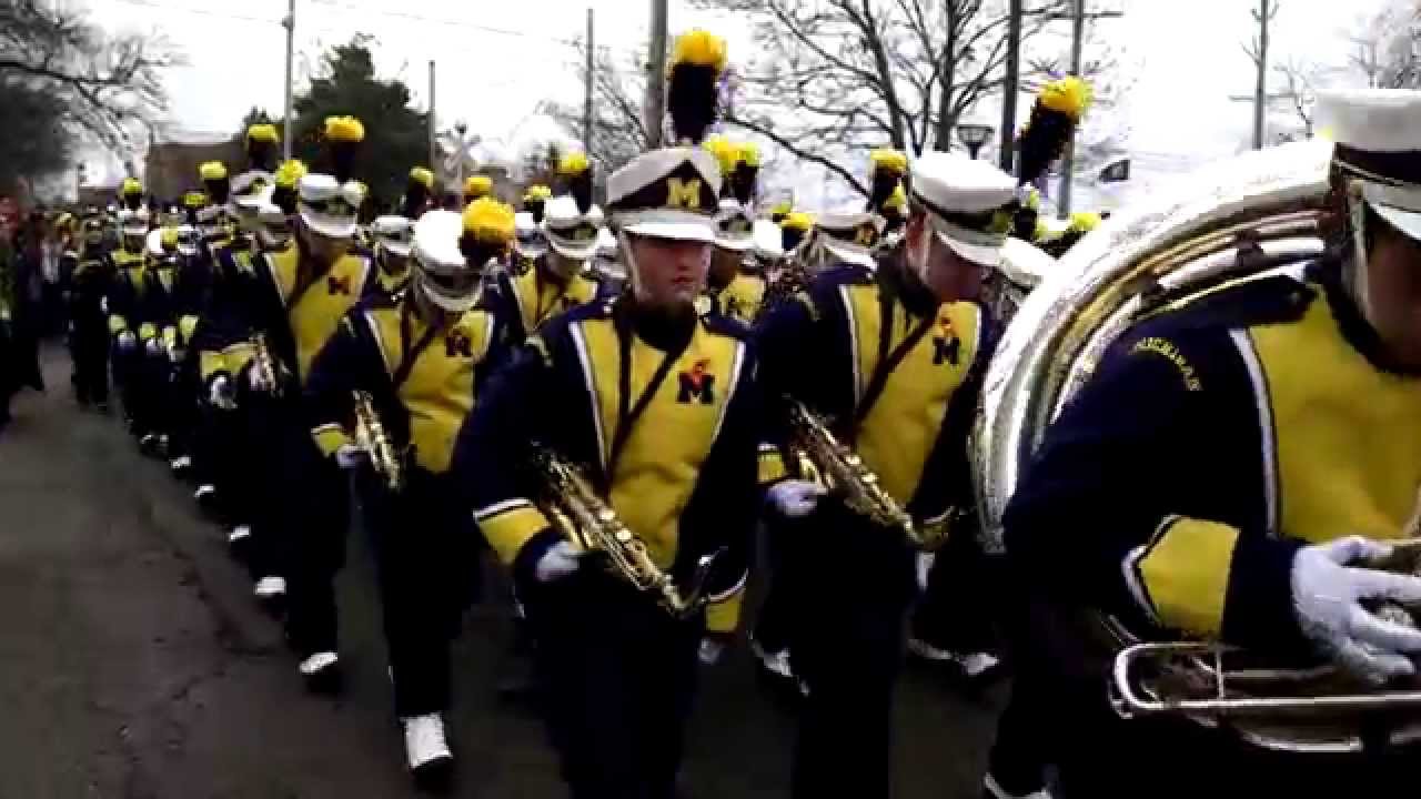 Here comes the Michigan Marching Band! - YouTube