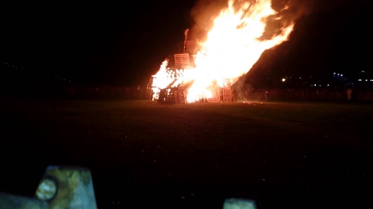 Timelapse of Burntisland Bonfire - YouTube