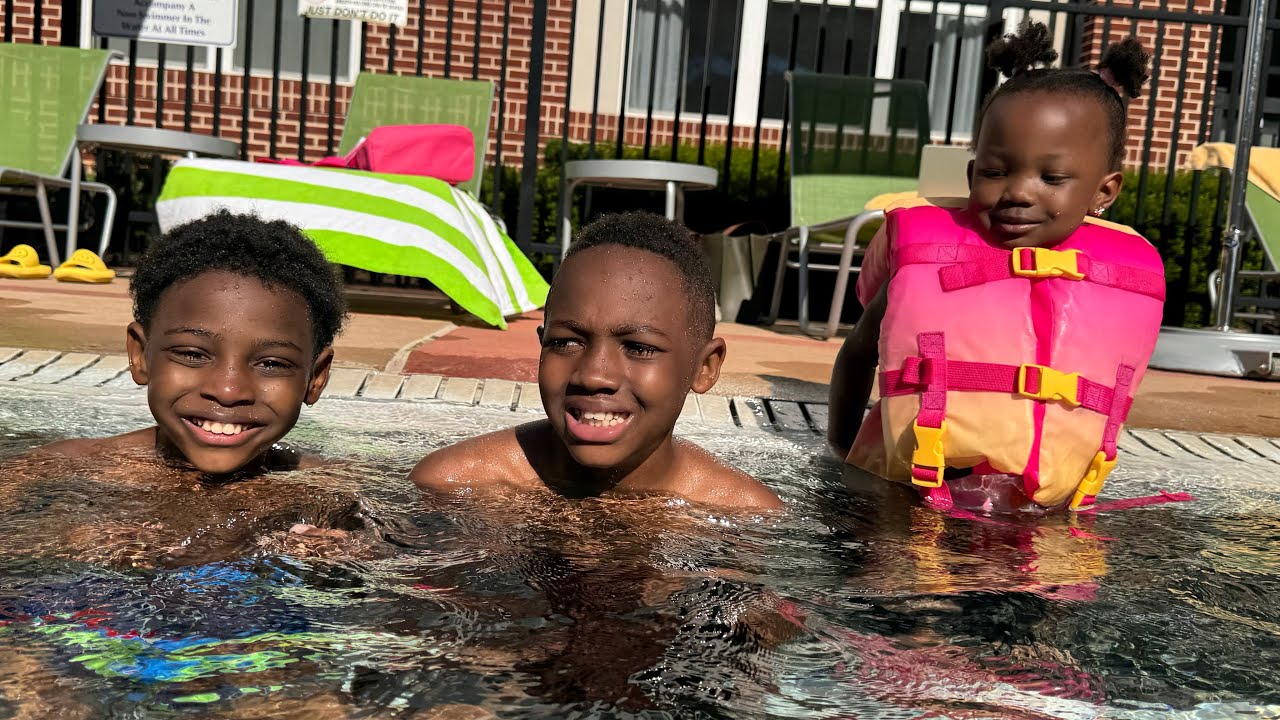 Splash 💦 💦 POOL DAY - YouTube