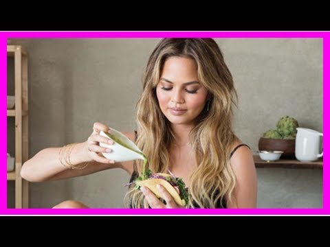 Pose Topless, Chrissy Teigen Bangga Pamer Perut Buncit di Instagram