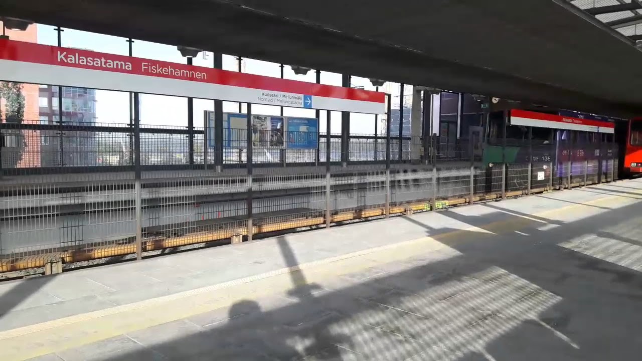 M100 metro juna lähtee kalasatamasta - YouTube