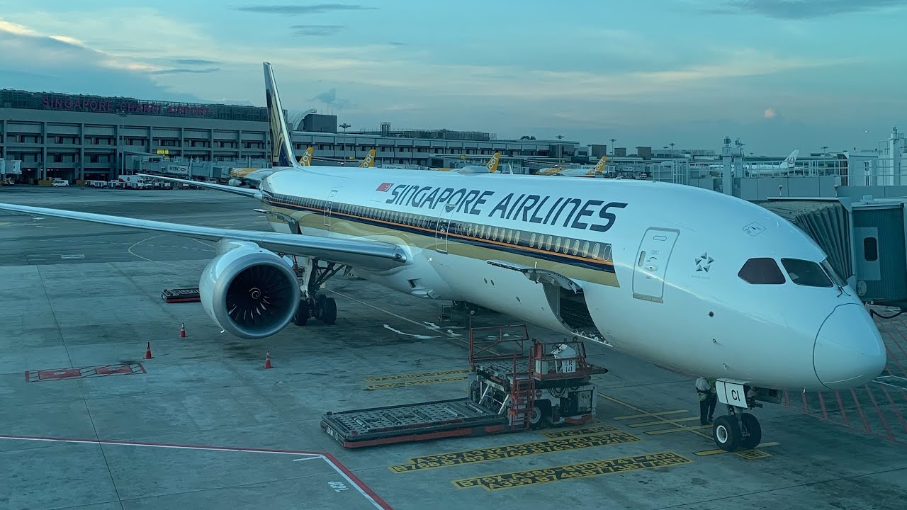 Singapore Airlines SQ 918 (SIN - MNL) Boeing 787-10 - YouTube