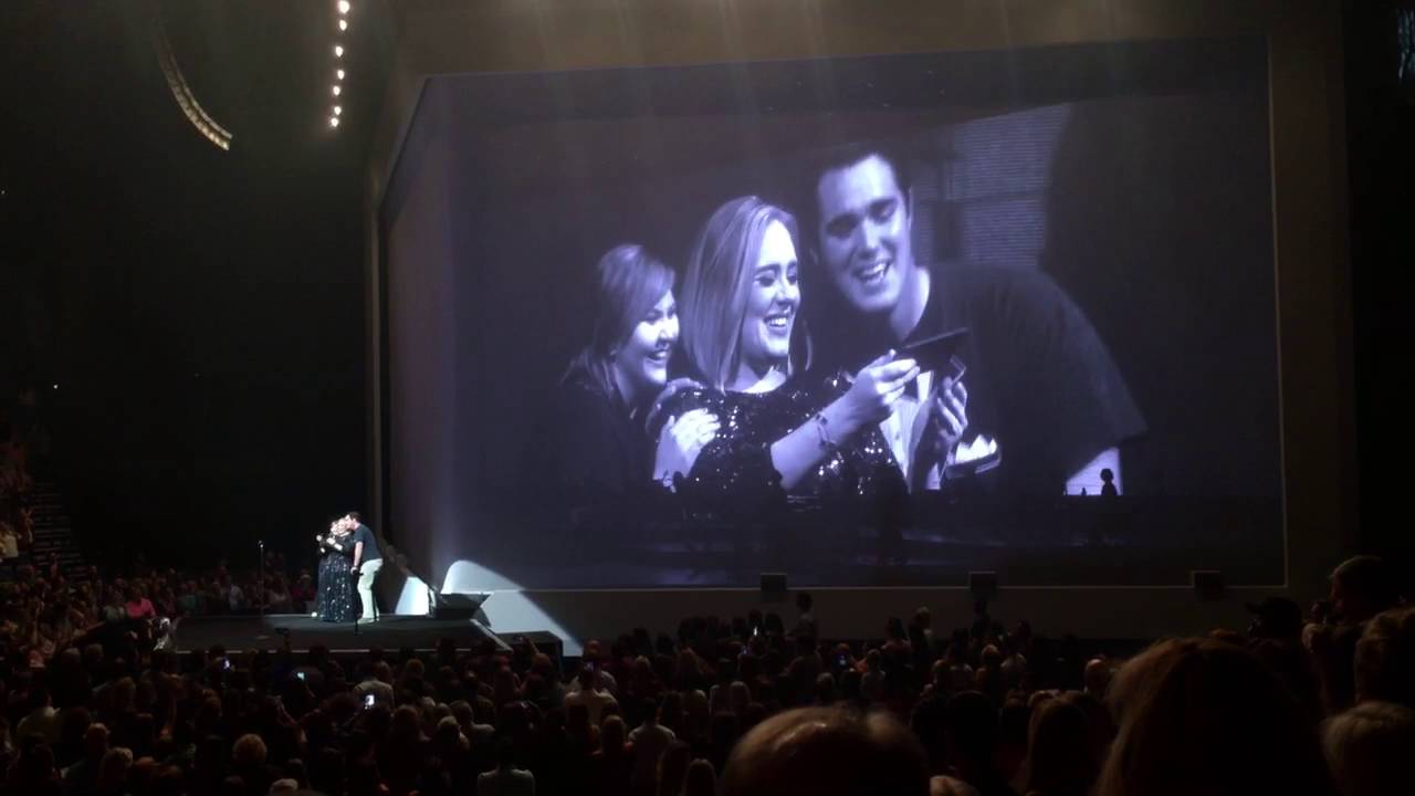 Adele brings fans on stage in Nashville - YouTube