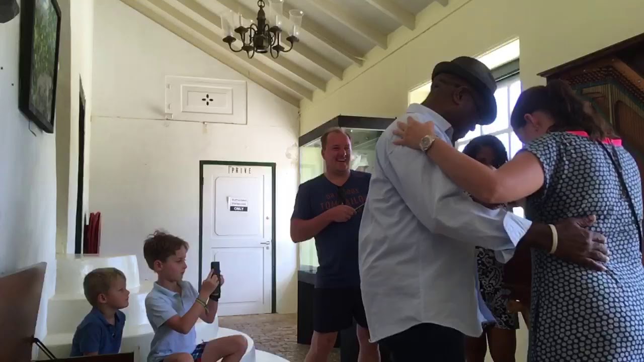 Dancing on Curaçao folkloric music - YouTube