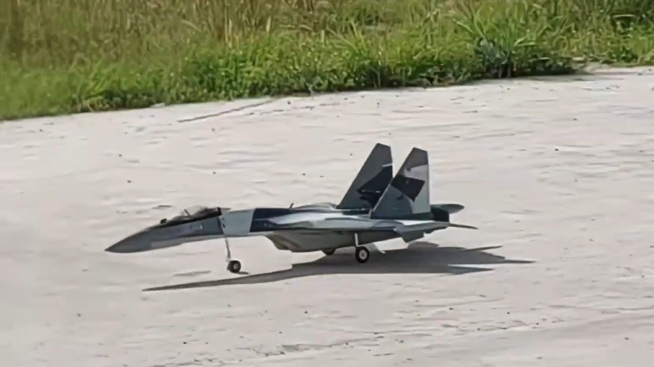 Friend's filming of SG's only active Freewing Su-35 Flanker landings in ...