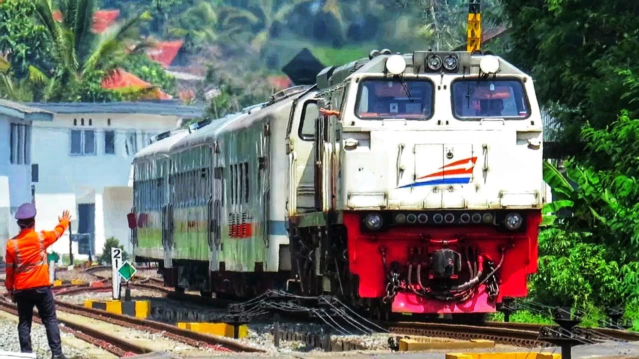 DIHORMATI SEMUA ORANG ! KERETA API SUPER PENDEK YANG SANGAT SPESIAL ...