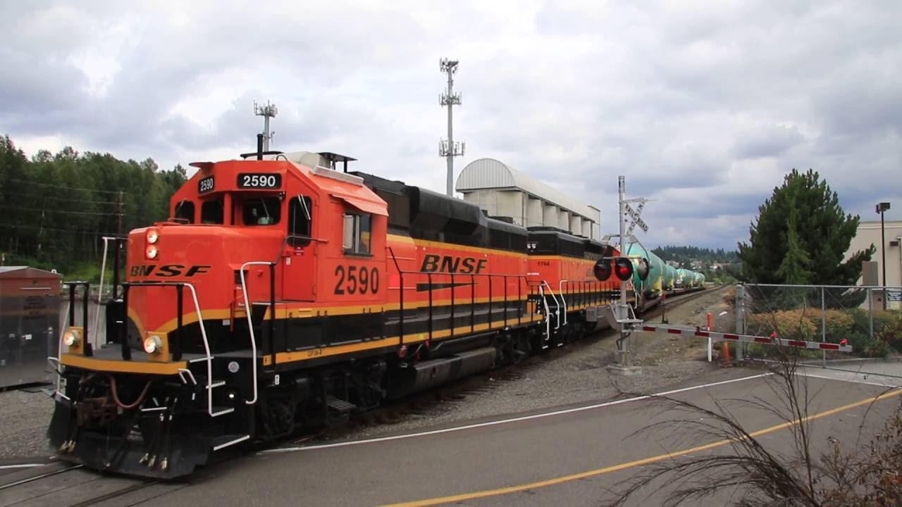 BNSF train at Renton, WA brings 4 Boeing 737 fuselages in. 5 July 2016 ...