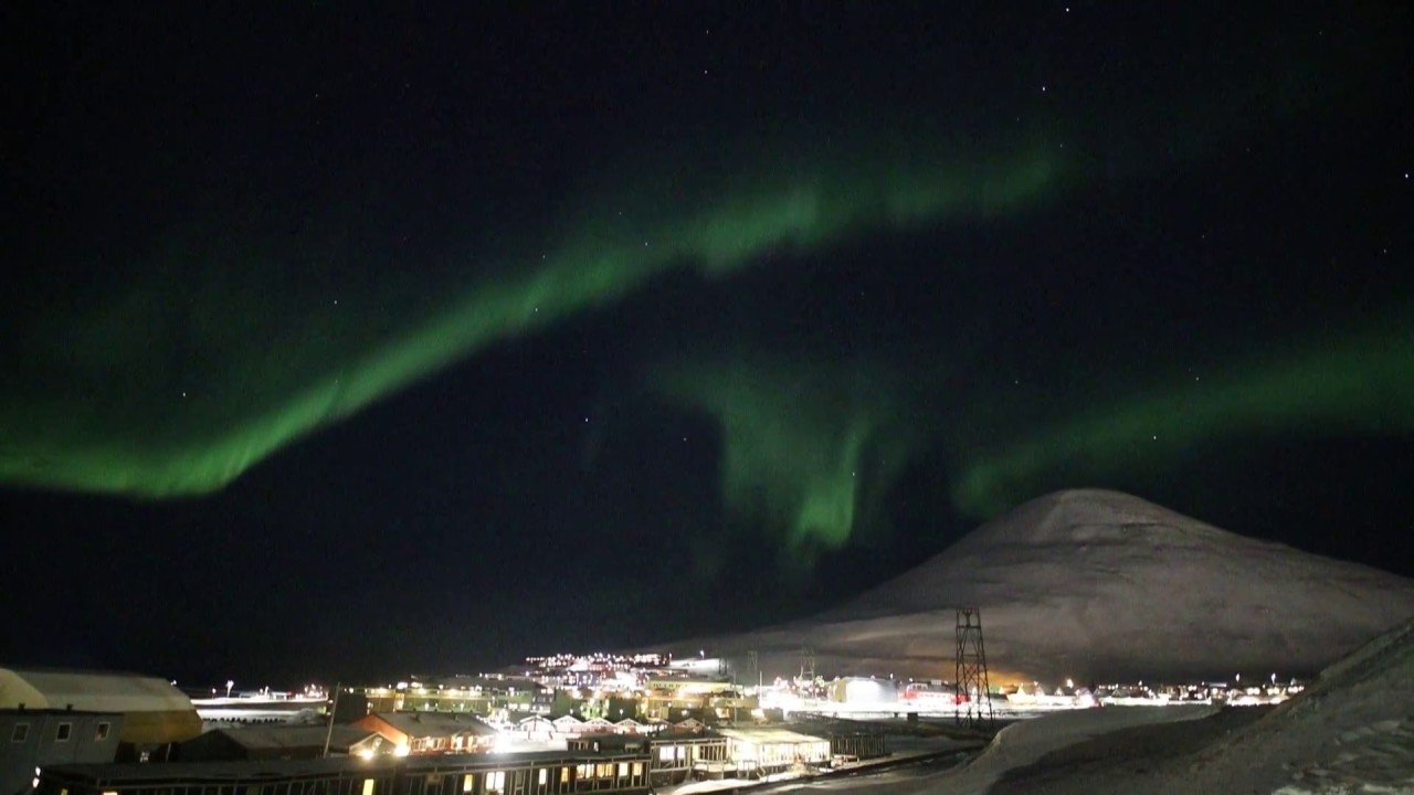 Northern lights over Longyearbyen 2018 - YouTube