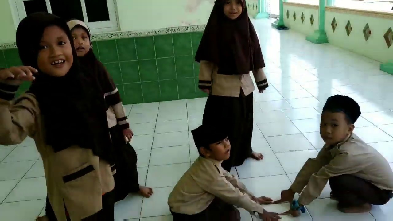 Bermain jengkal-jengkal bersama teman-teman - YouTube