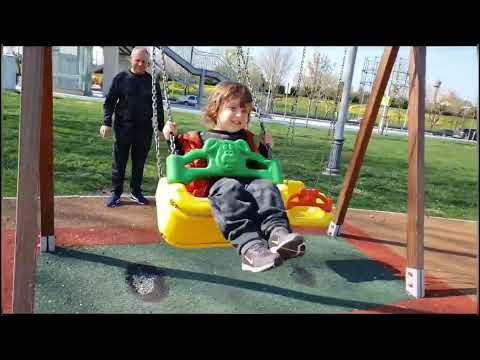 Fatih Selim salıncakta sallanıyor parkta kimse yok bütün oyun parkı bizim