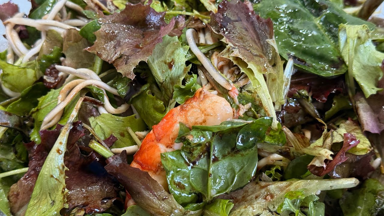 ENSALADA 🥗 TEMPLADA CON ANGULAS DE SURIMI Y GAMBONES 🍤 !! CON THERMOMIX ...