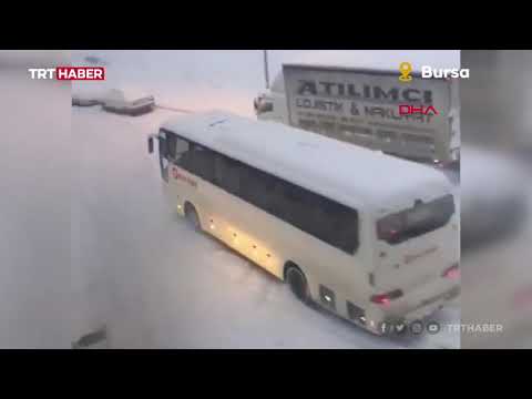 Buz pistine dönen yollarda kazalar arka arkaya geldi