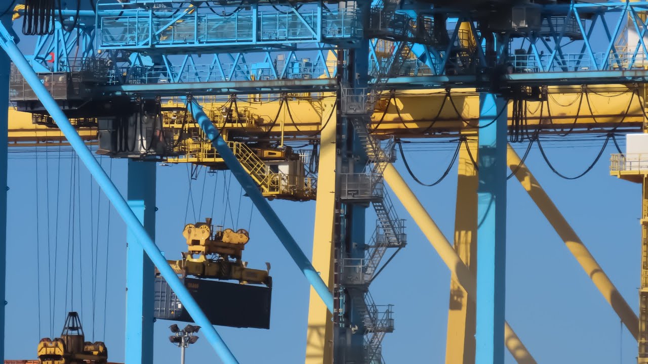 Amazing Gantry, cranes and straddle carriers - YouTube