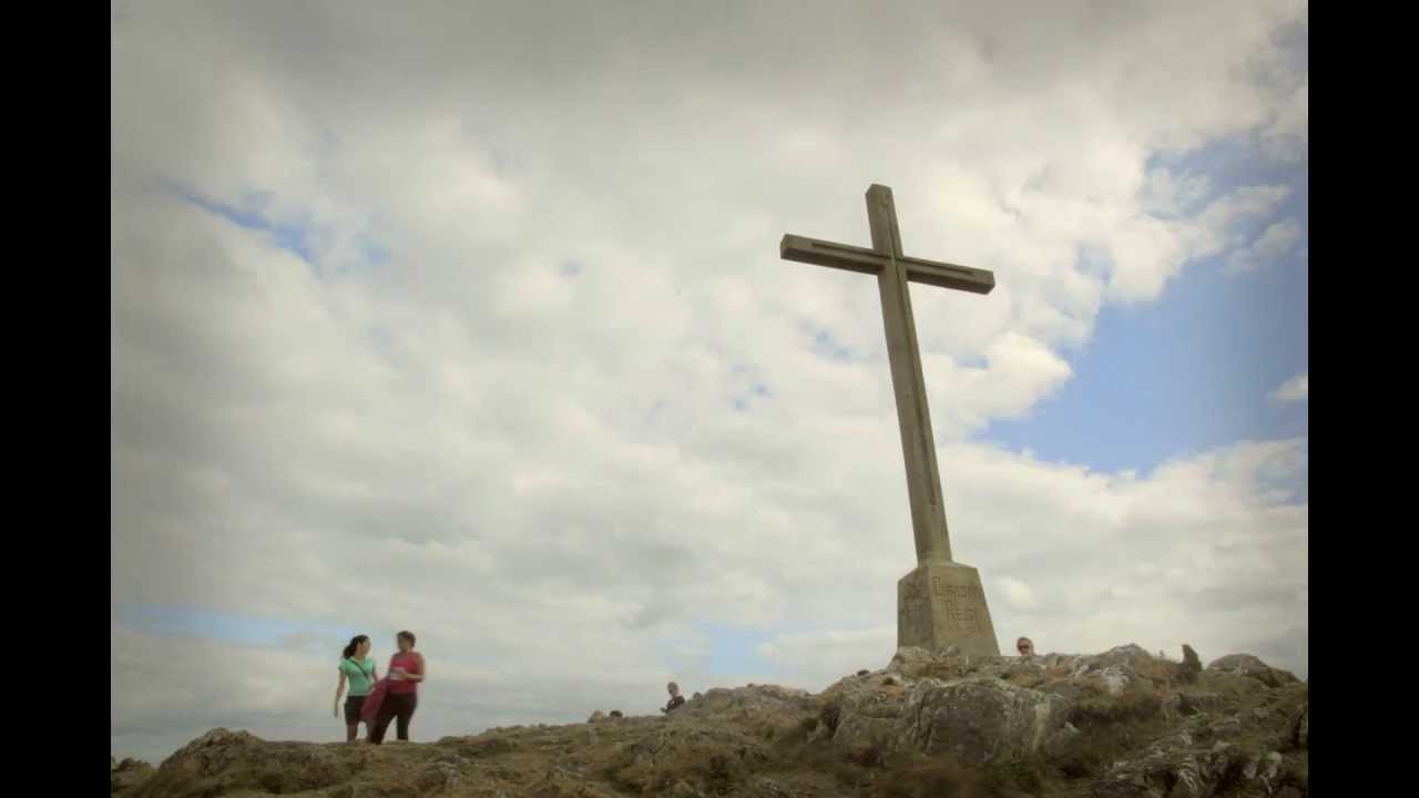 Time laps of clouds passing by cross on bray head - YouTube