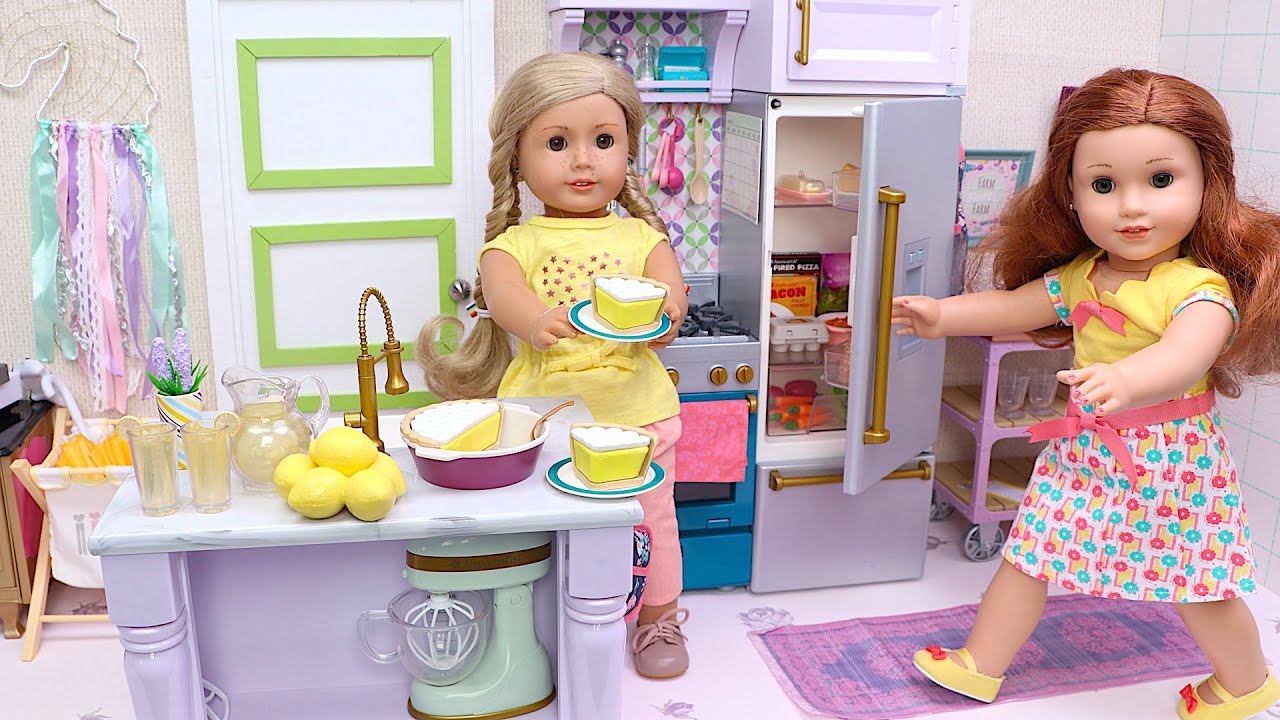 Sister dolls cooking lemon pie in the toy kitchen! PLAY DOLLS - YouTube
