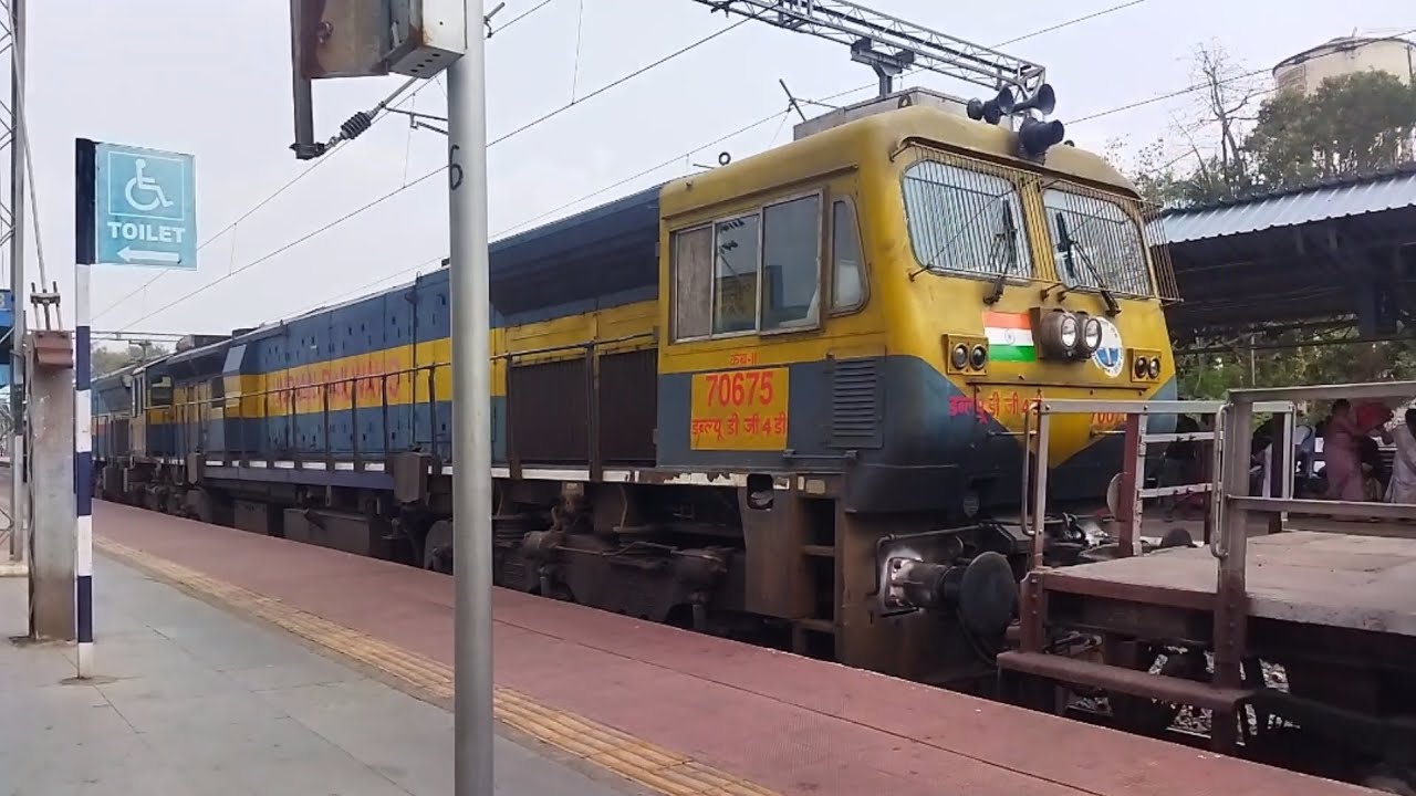 WDG4+WDG4D DIESEL LOCOMOTIVE ENGINE CARRYING COAL WAGONS - YouTube