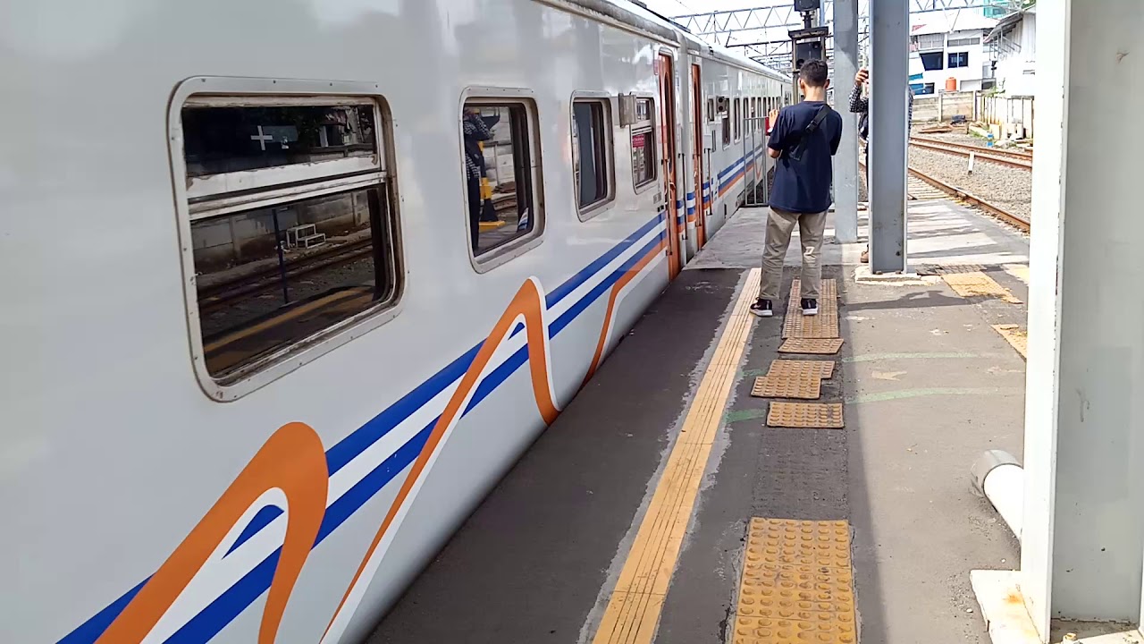 Suasana aktivitas sore di jalur 4 KA Gumarang dan masuk di jalur 3 ...