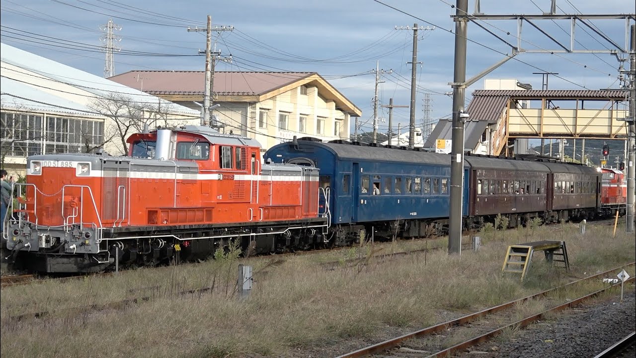 DD51-895+旧型客車3両+DD51-842 DLレトロ八高号(団臨) 小川町駅発車 - YouTube