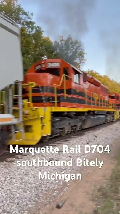Marquette Rail D704 southbound with a wave from the engineer - YouTube