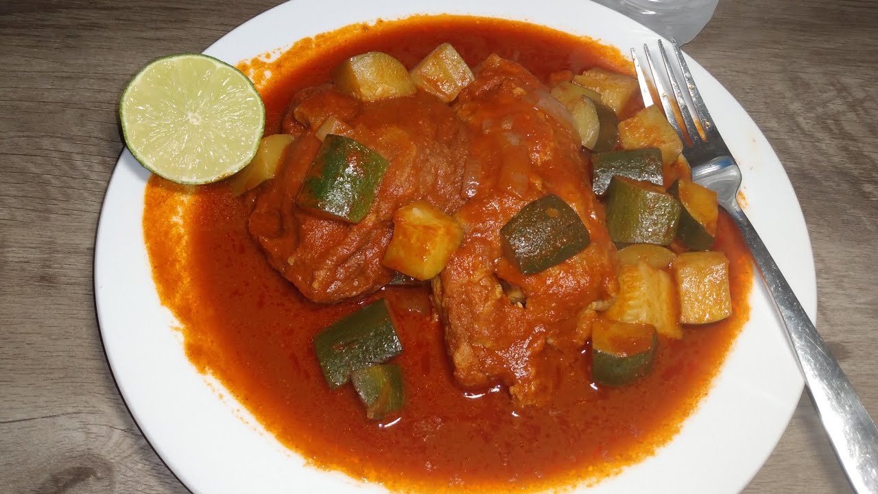 Patitas O manitas de puerco capeadas con huevo en salsa roja /patitas O ...