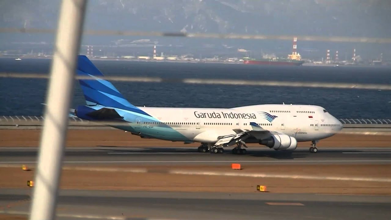 Garuda Indonesia Boeing 747-400 Landing at Nagoya (NGO) - YouTube