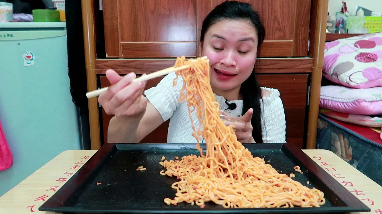 MUKBANG : LUCKY ME INSTANT CURLY SPAGETI [LOW BUDGET SPAGHETTI] - YouTube