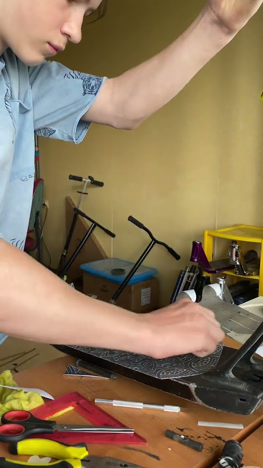 Как наклеить шкурку на трюковой самокат #scootertricks #самокат #а4 # ...