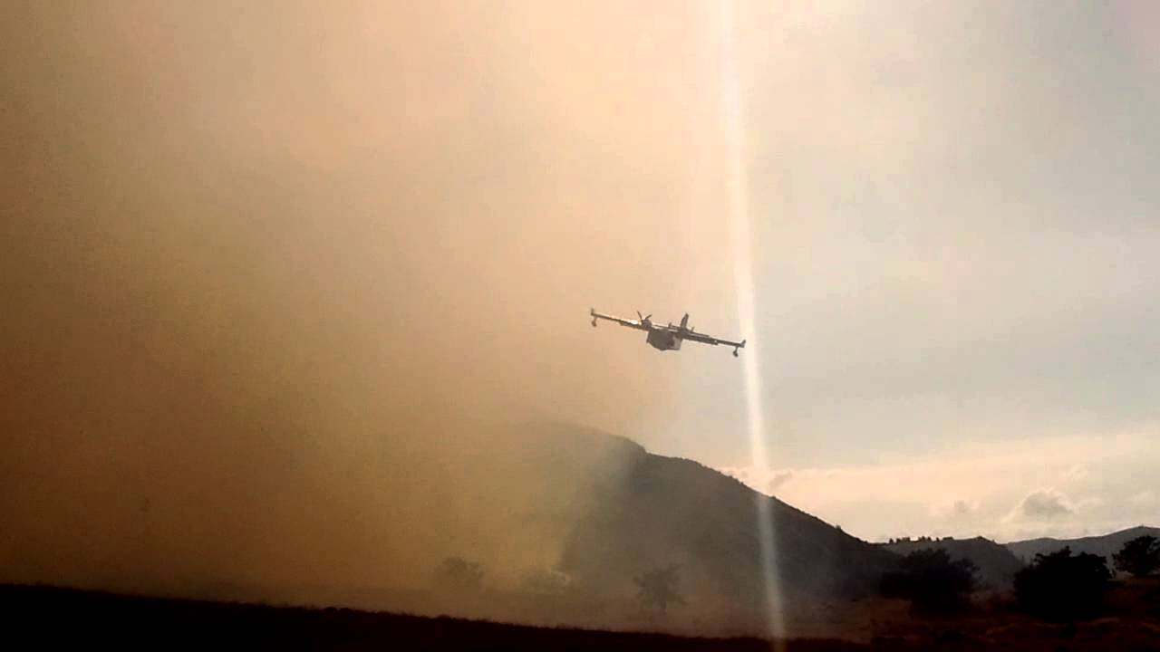 Chelan Reach Complex Fire - Water drop at Front Line - YouTube