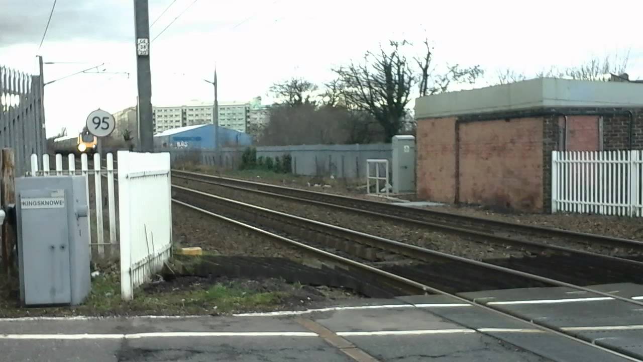 Kingsknowe AHB level crossing in Edinburgh, Scotland - YouTube