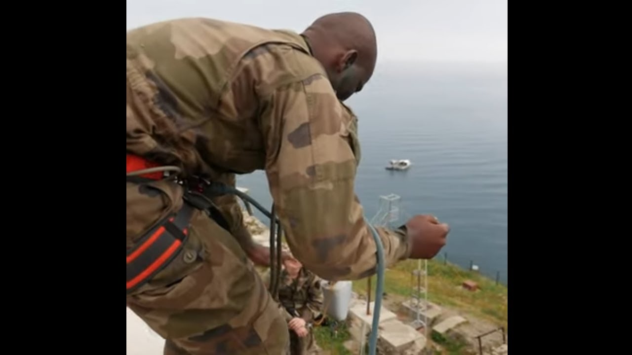 En stage commando, il est terrifié par le vide - YouTube