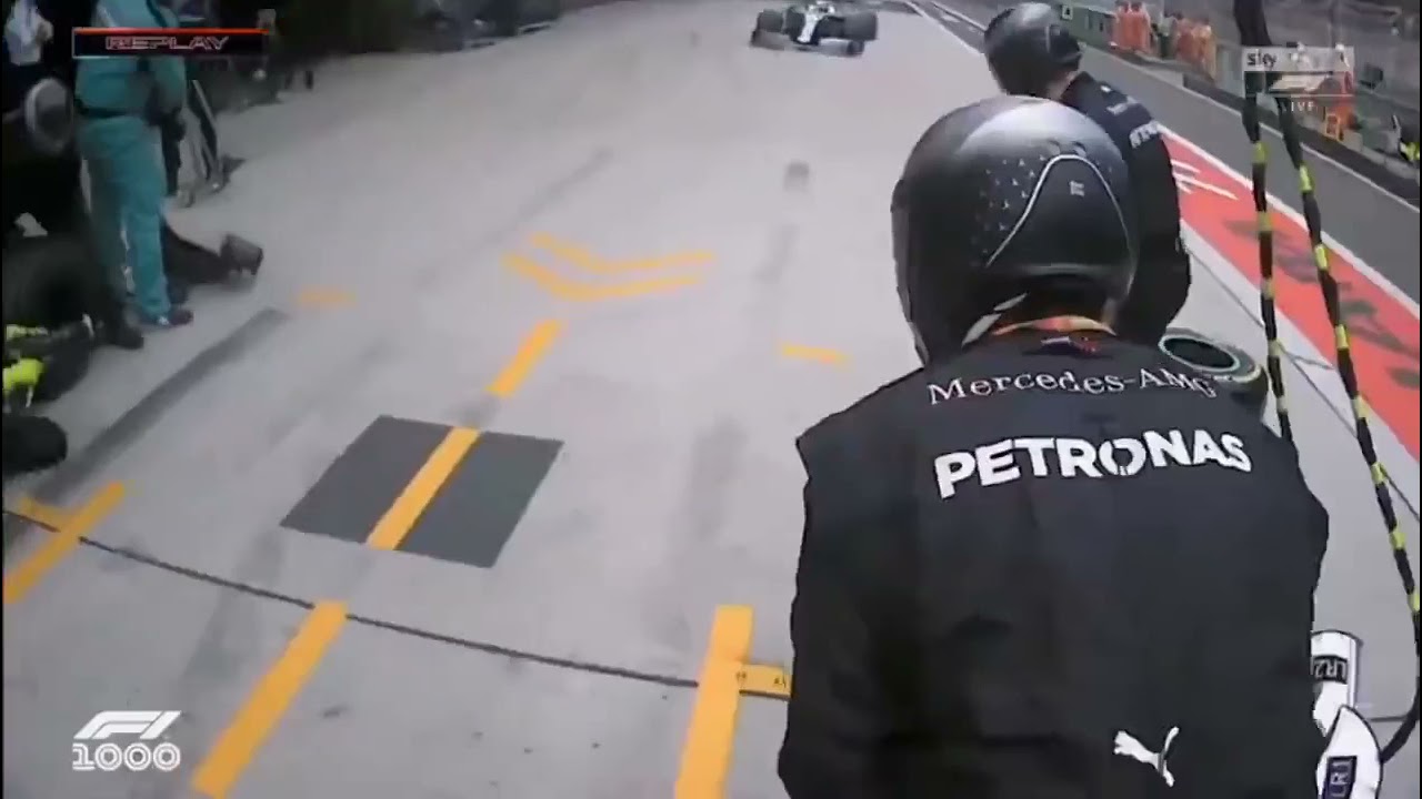 F1 Double stack pitstop - YouTube