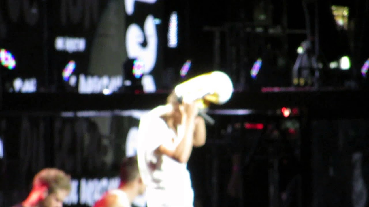 One Direction Bow - Chicago 7/14/13 - YouTube