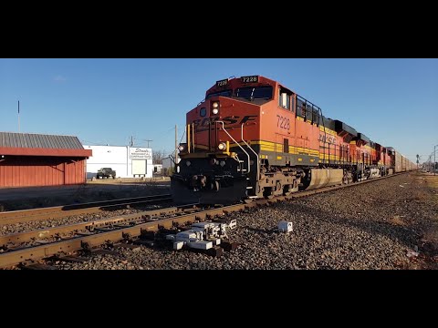 BNSF 7228 leads a nb autorack train at 25th & Shields, or Burnett, in OKC Nov 29, 2022 - YouTube