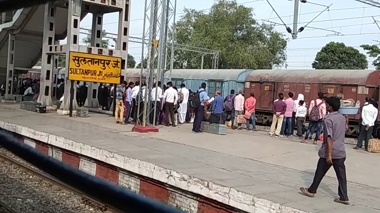 Varuna express arriving at sultanpur junction - YouTube
