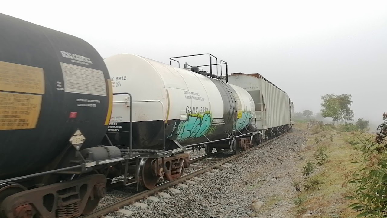 Químico México - Coatzacoalcos (QMXCT) con la FSRR 4837 y 4427 atravesando la intensa neblina ...