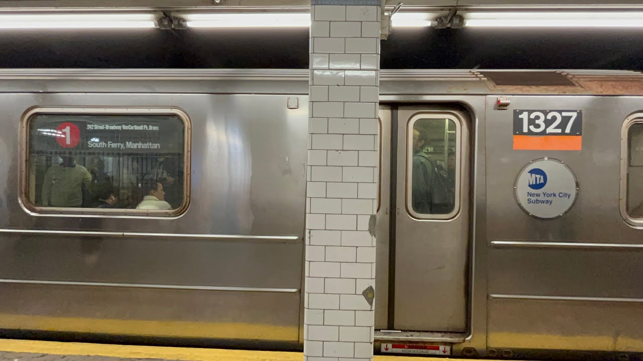 R62 (1) train arrives at 145th Street - YouTube