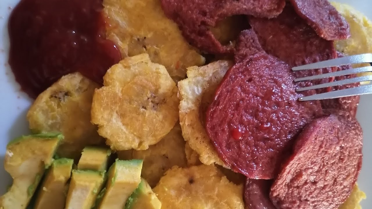 Haciendo frito con salami estilo Dominicano - YouTube