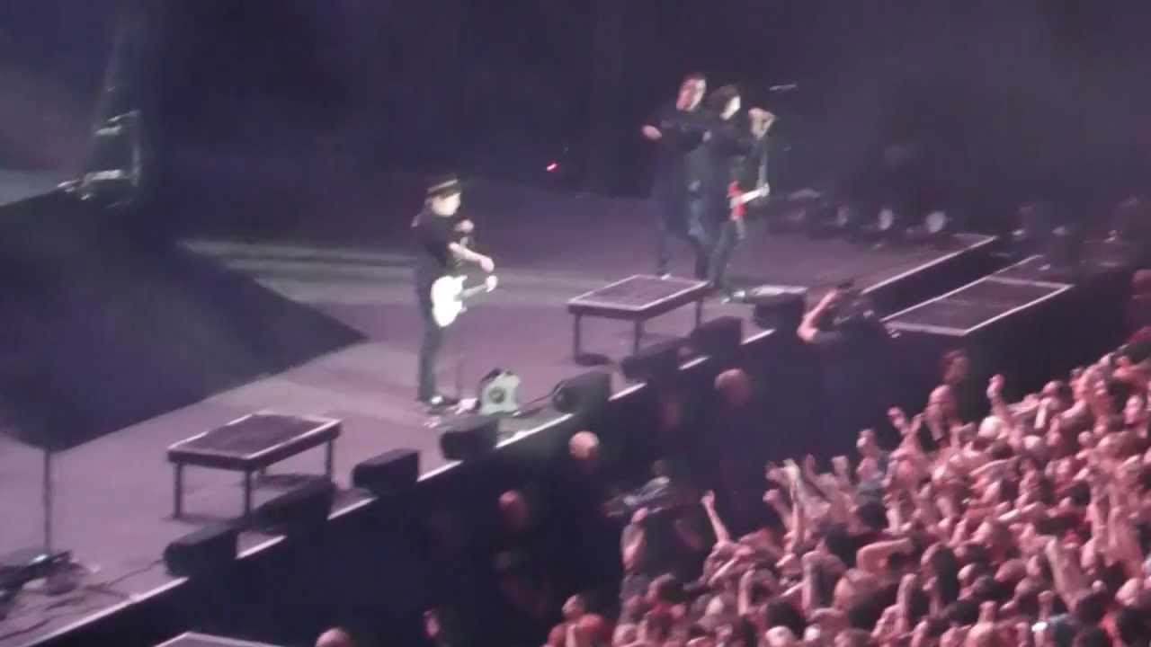 The moment Fall Out Boy broke the sound system at Manchester - YouTube