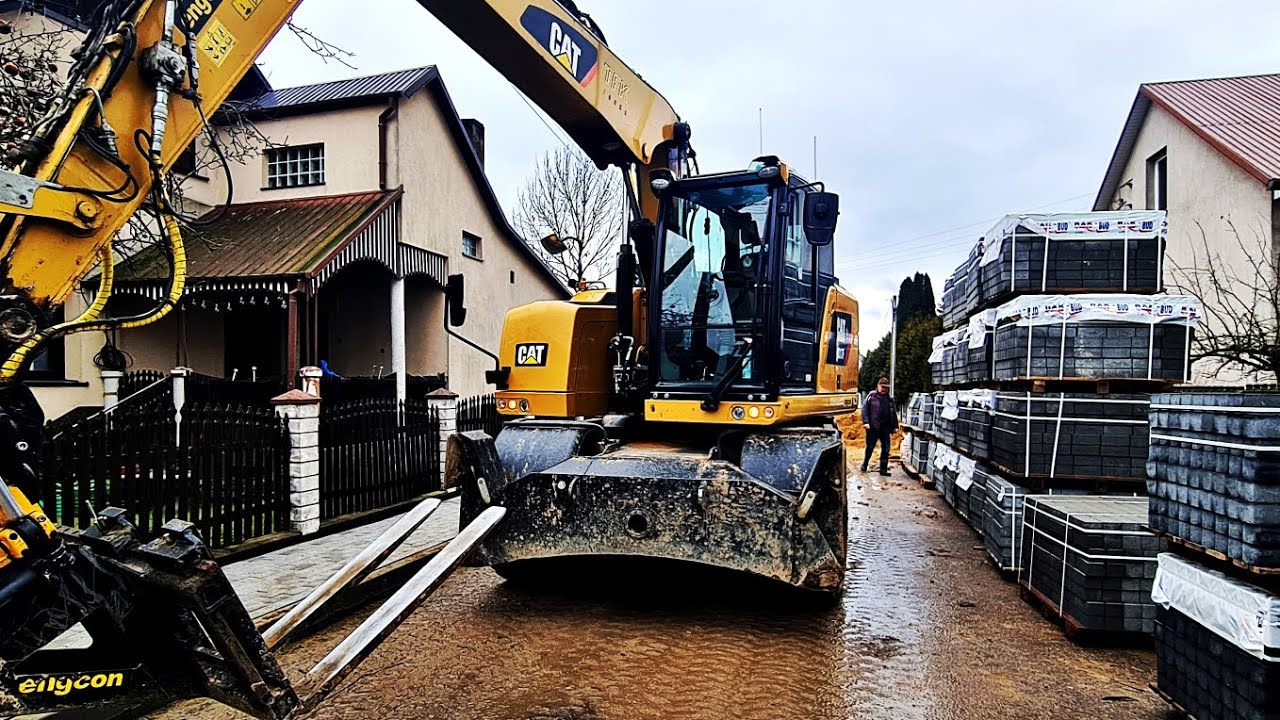 Cat M317F tiltrotator Engcon budowanie ściany z kostki brukowej - YouTube