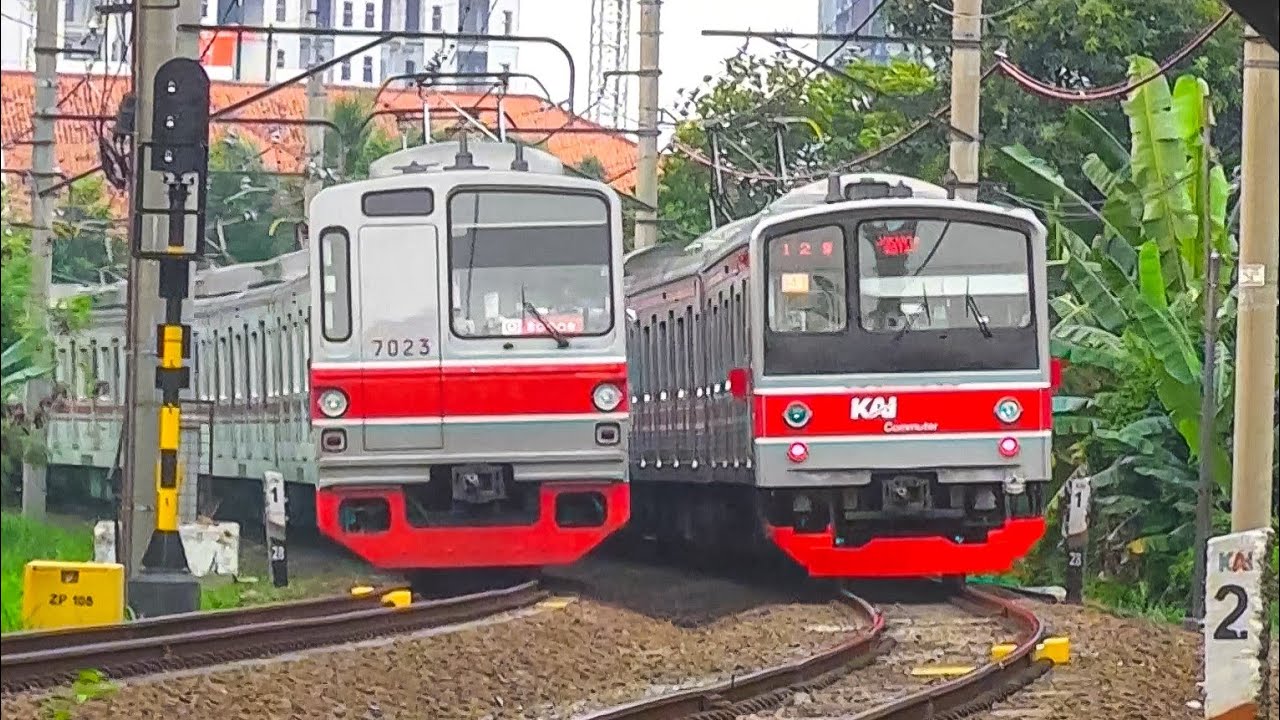 KUMPULAN KERETA REL LISTRIK COMMUTERLINE DI STASIUN PONDOK CINA: TM ...