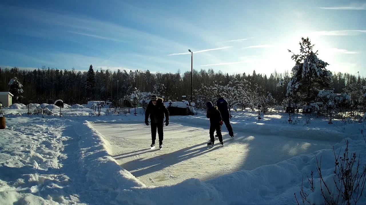 Отдых на катке за городом. Rest on the ice rink in the countryside ...