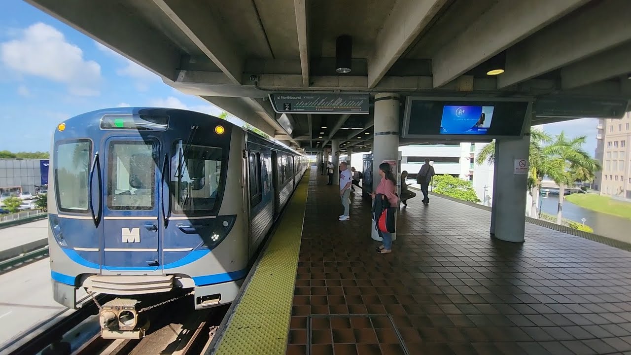 Miami Metrorail Northbound Green Line train arriving and departing at ...
