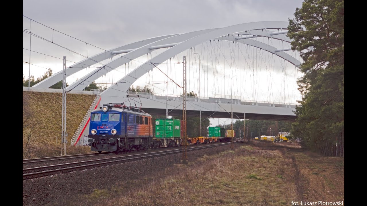 [PCC Intermodal] EU07-484 z pociągiem kontenerowym na linii 131 ...