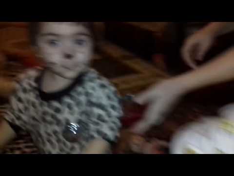 Şəms və rəfiqələri xına yaxır. Şəkillər çəkir. Oynayırlar.