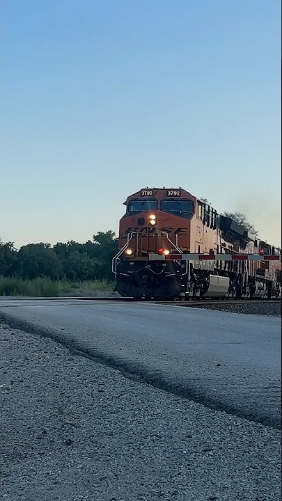 Tier 4 leads 70 mph BNSF Z train!! #bnsf #bnsfrailway #train - YouTube
