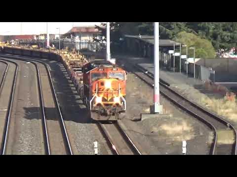 (Southbound) BNSF 293 / Baretable Train pulls forward and stops at the Dock Street Bridge. - YouTube