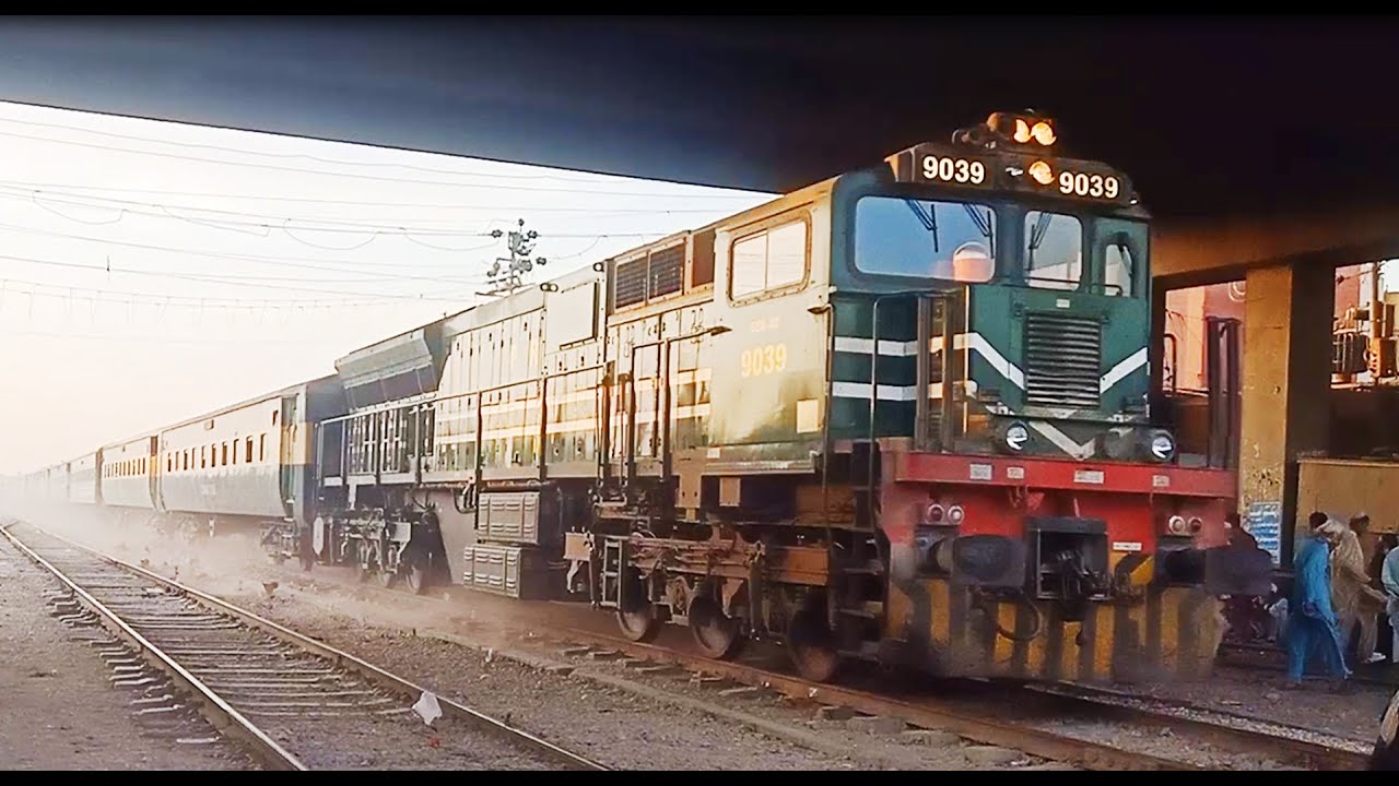 Tezgam Express Departing from Karachi II 7UP Tezgam Express Train - YouTube